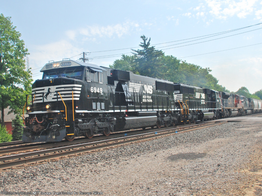 2 New SD60E rebuilds take a train west with a sweet lashup.